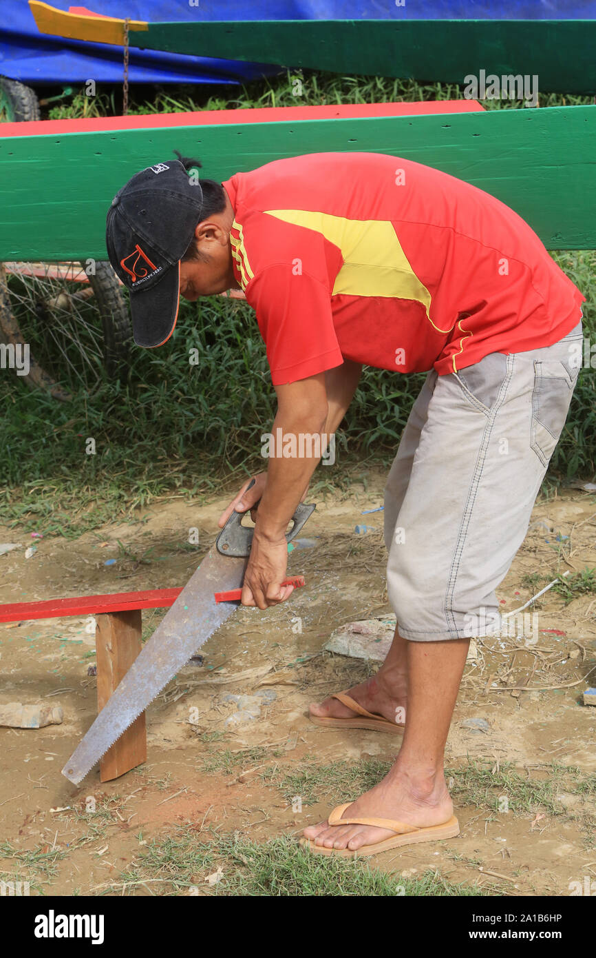 Scier du bois hi-res stock photography and images - Alamy