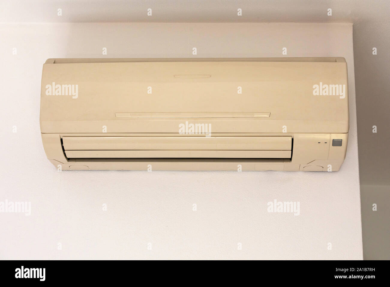 Old air conditioner hi-res stock photography and images - Alamy