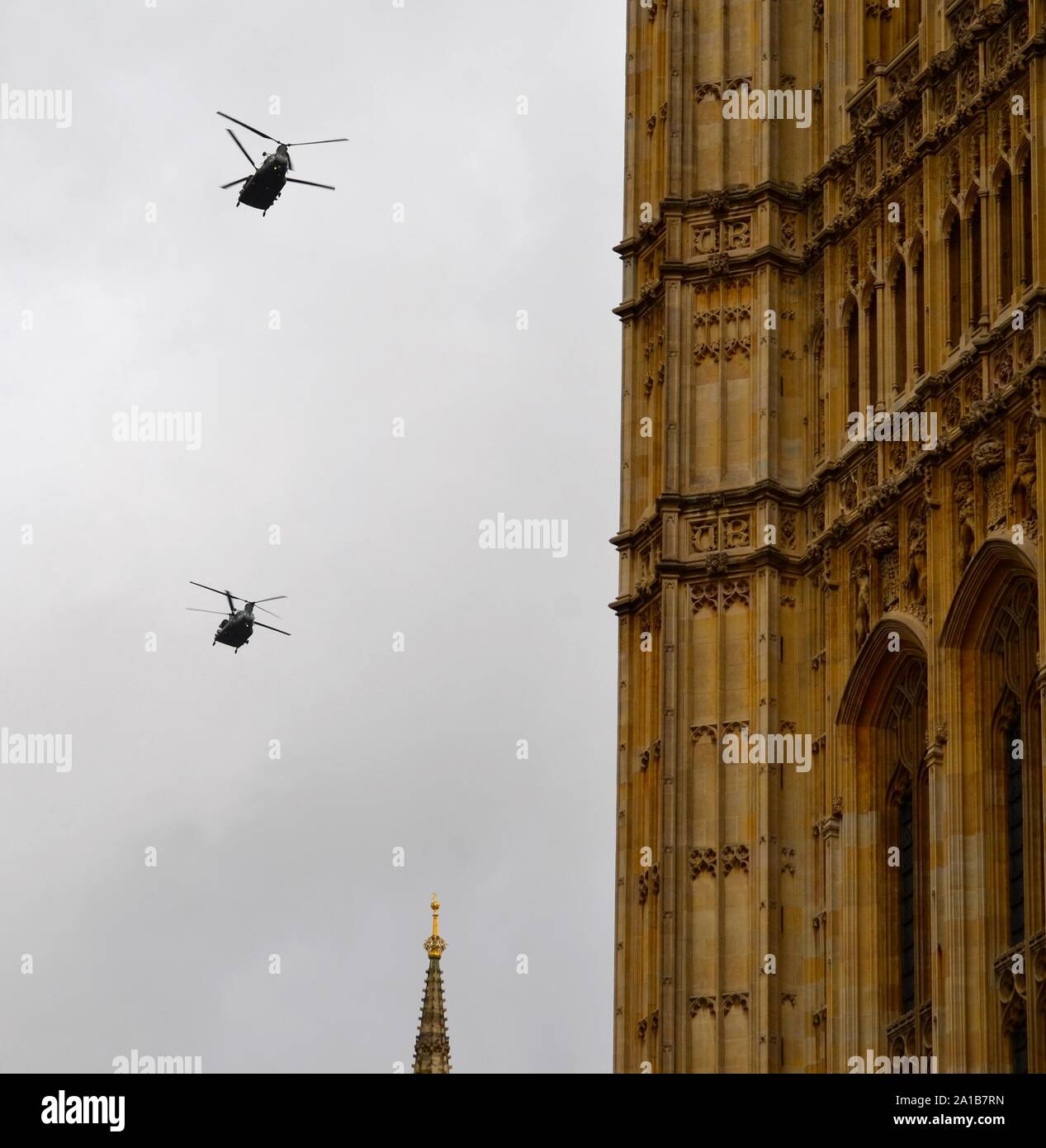 Chinooks sighted over parliament hi-res stock photography and images ...