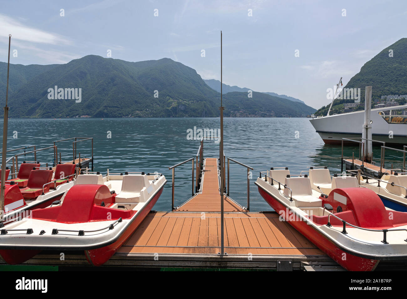 Paddle pontoon boat hi-res stock photography and images - Alamy