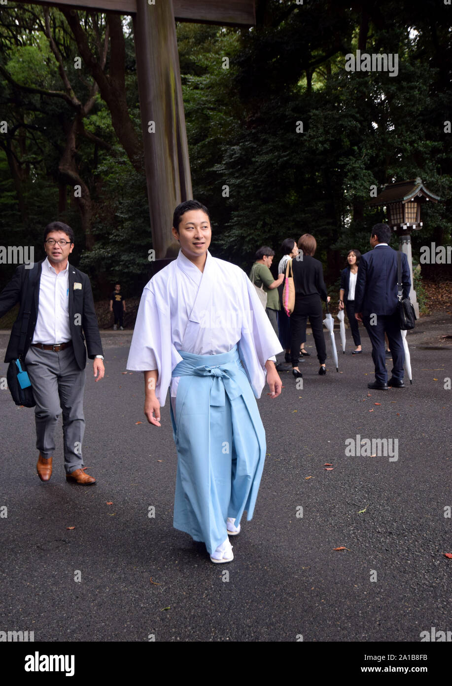 Shinto priest at the Meiji shrine, harajuku, tokyo, japan Stock Photo ...