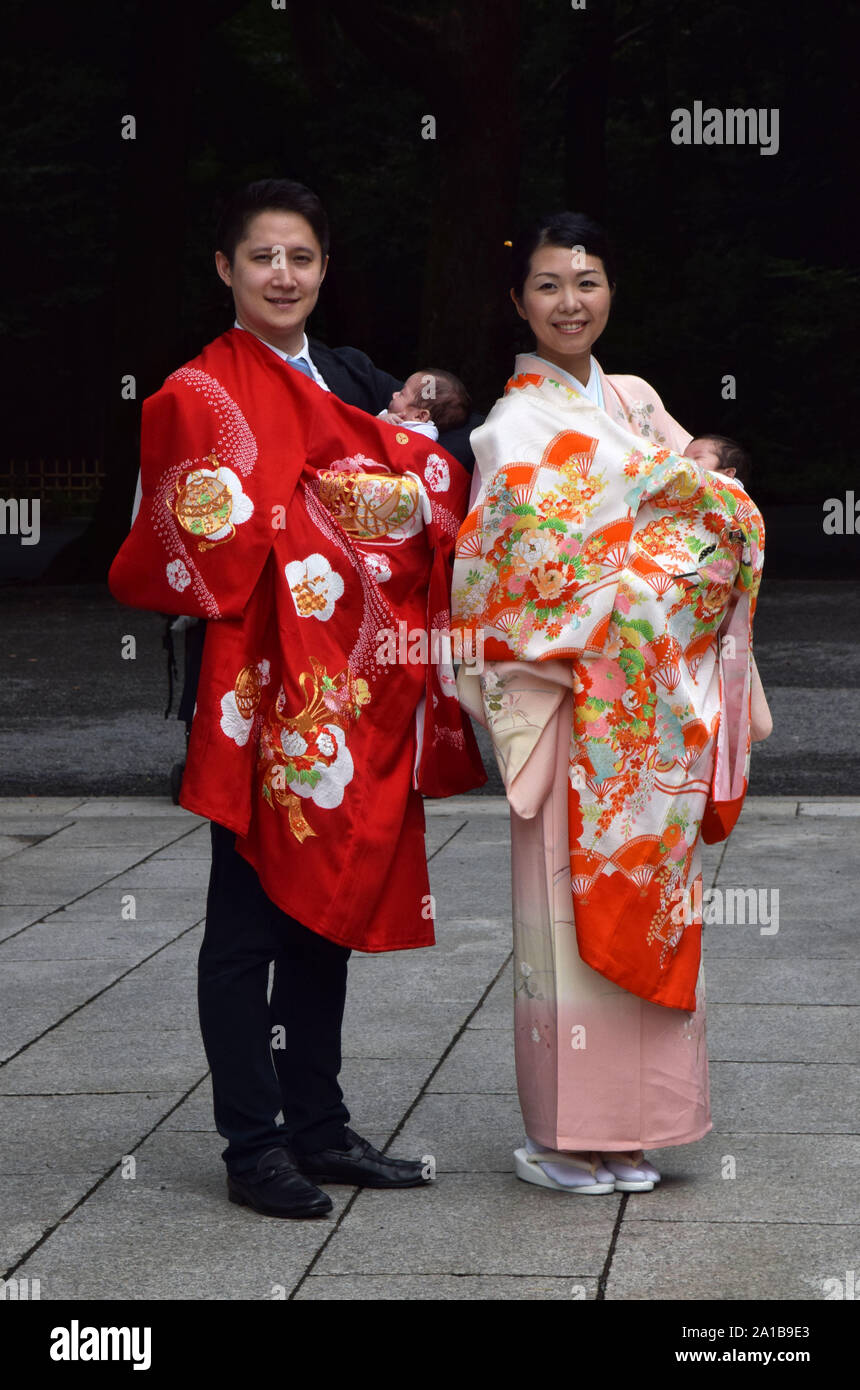 Meiji Shrine, Shibuyi, Tokyo, Japan, couple with twins Stock Photo - Alamy