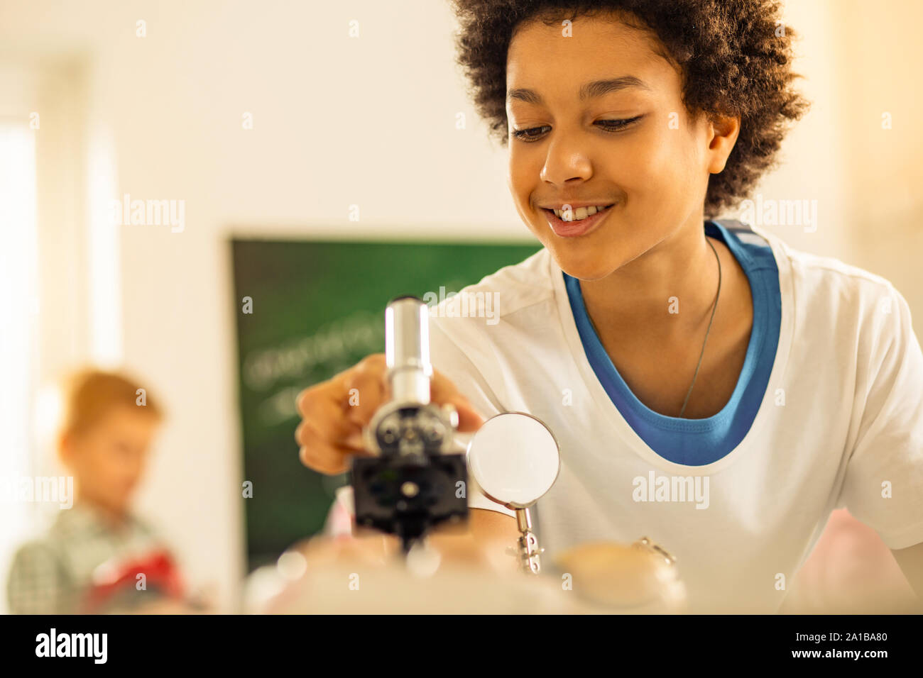 Pupil using microscope hi-res stock photography and images - Alamy