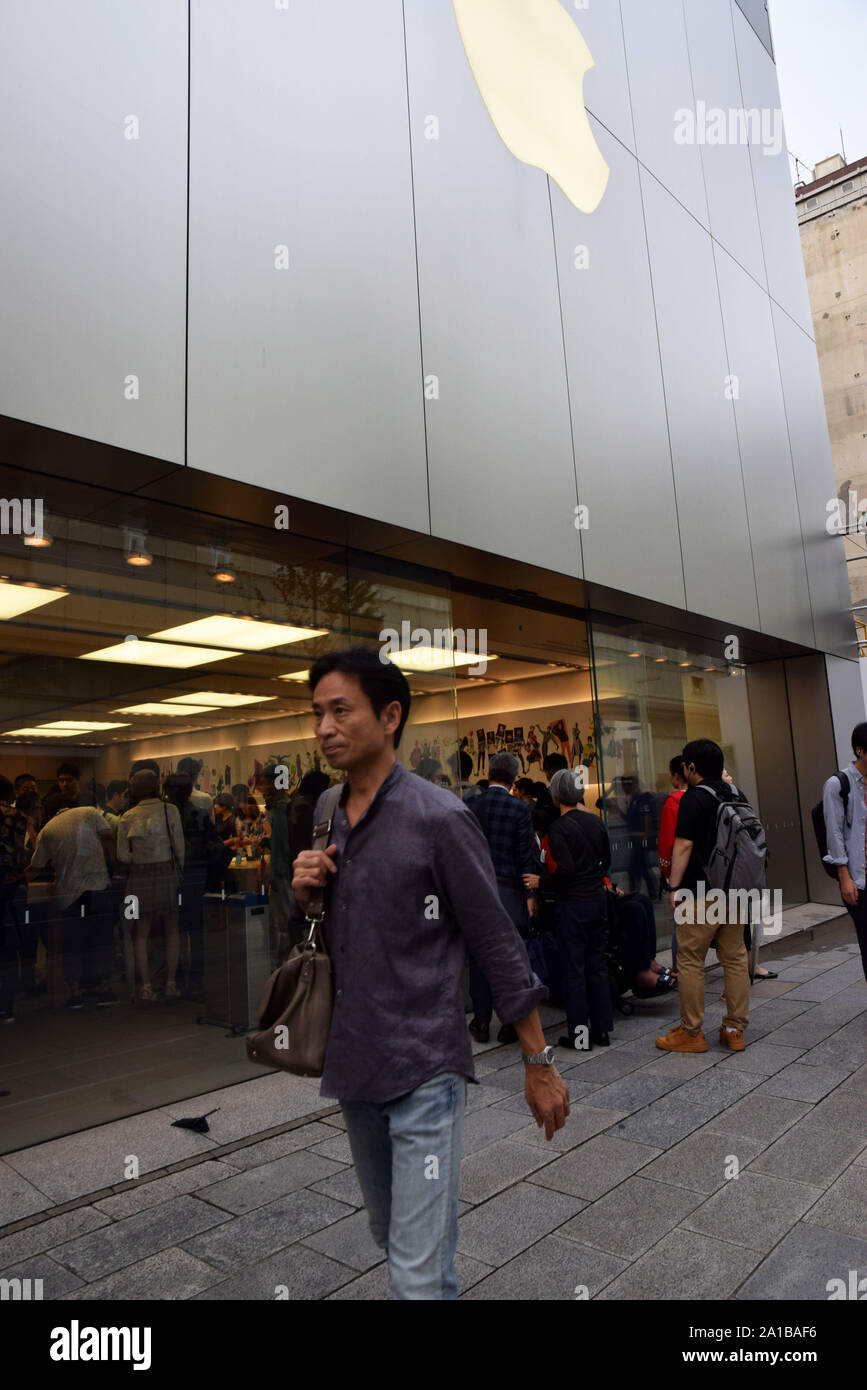 Japan queuing hi-res stock photography and images - Alamy