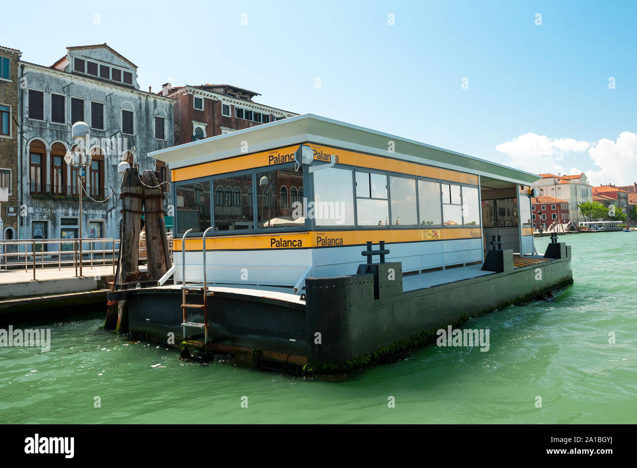 Unusual bus stop hi-res stock photography and images - Alamy