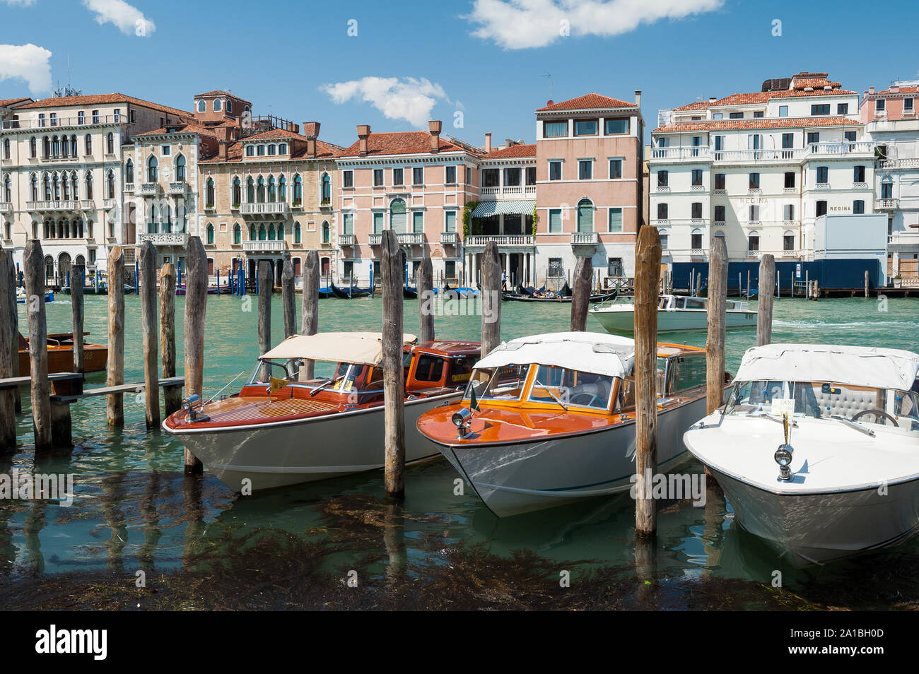 Building unusual boats hi-res stock photography and images - Alamy