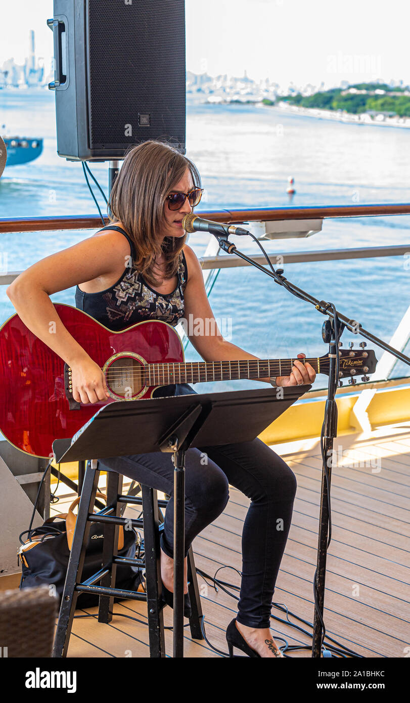 Artist guitarist hi-res stock photography and images - Alamy