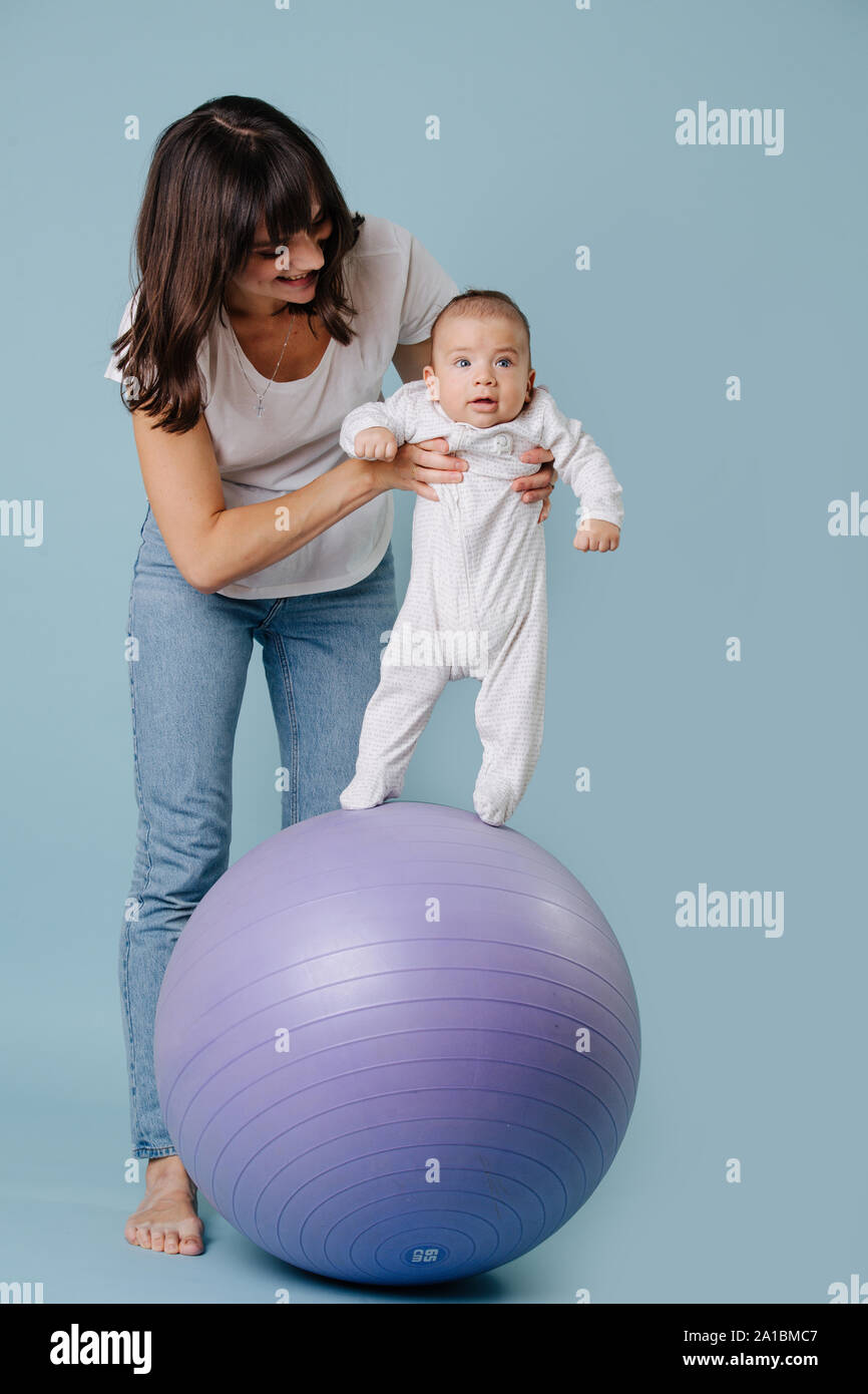 Baby doing hand stand hi-res stock photography and images - Alamy