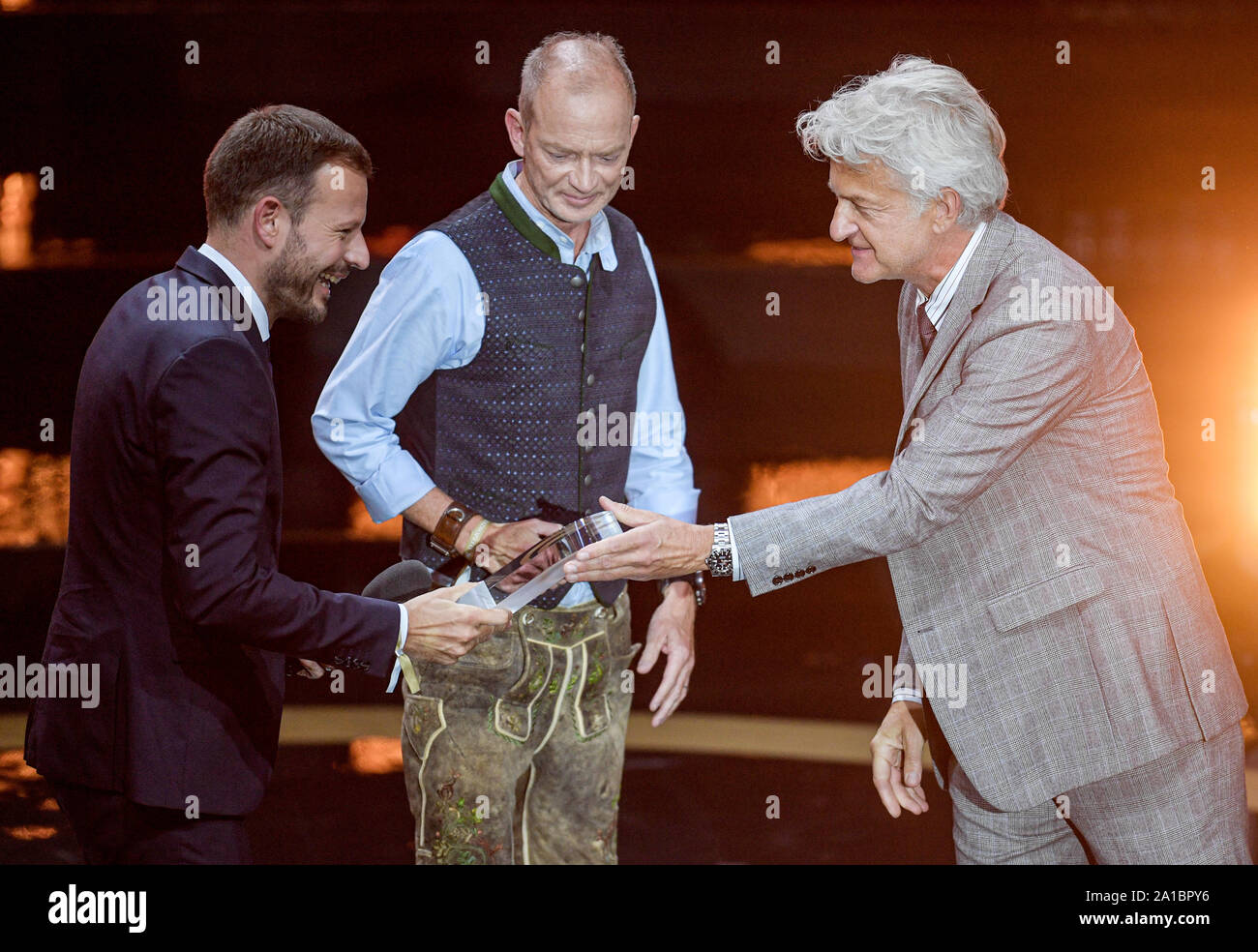 Germany. 25th Sep, 2019. Dominic Raacke (r), actor, is the laudator at ...