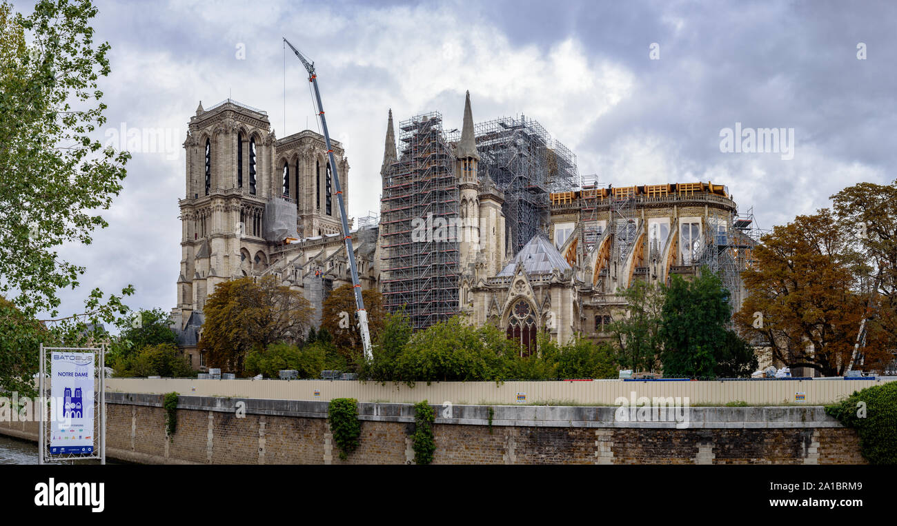 Notre dame fire 2019 hi-res stock photography and images - Alamy