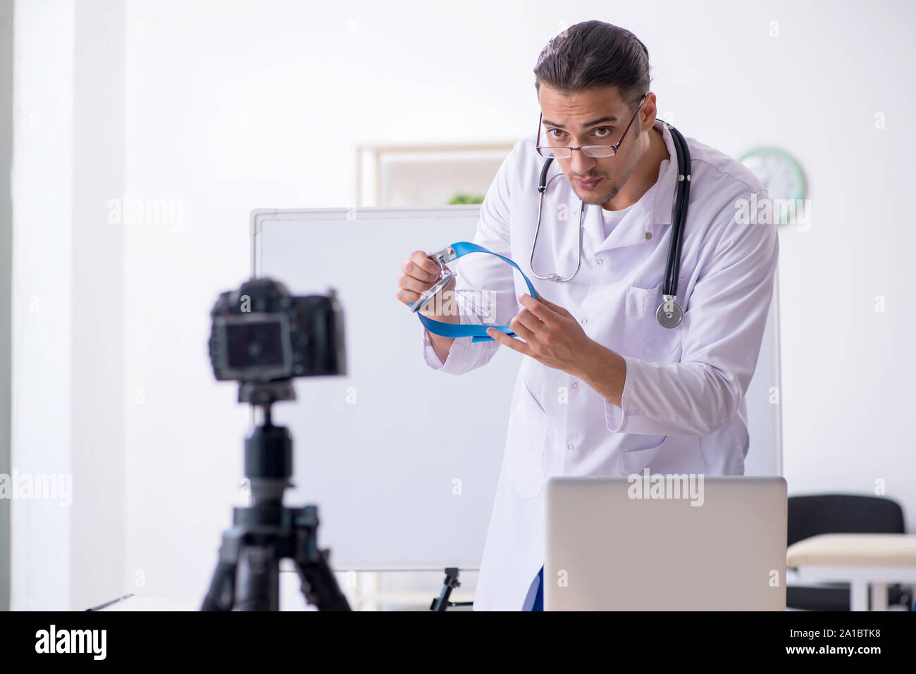 Video otoscopy hi-res stock photography and images - Alamy