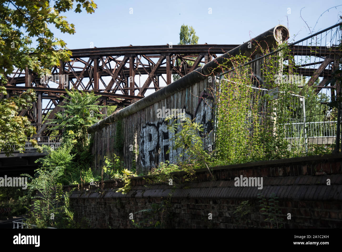 Berlin, Reste der Berliner Mauer am ehemaligen Nordbahnhof - Former ...