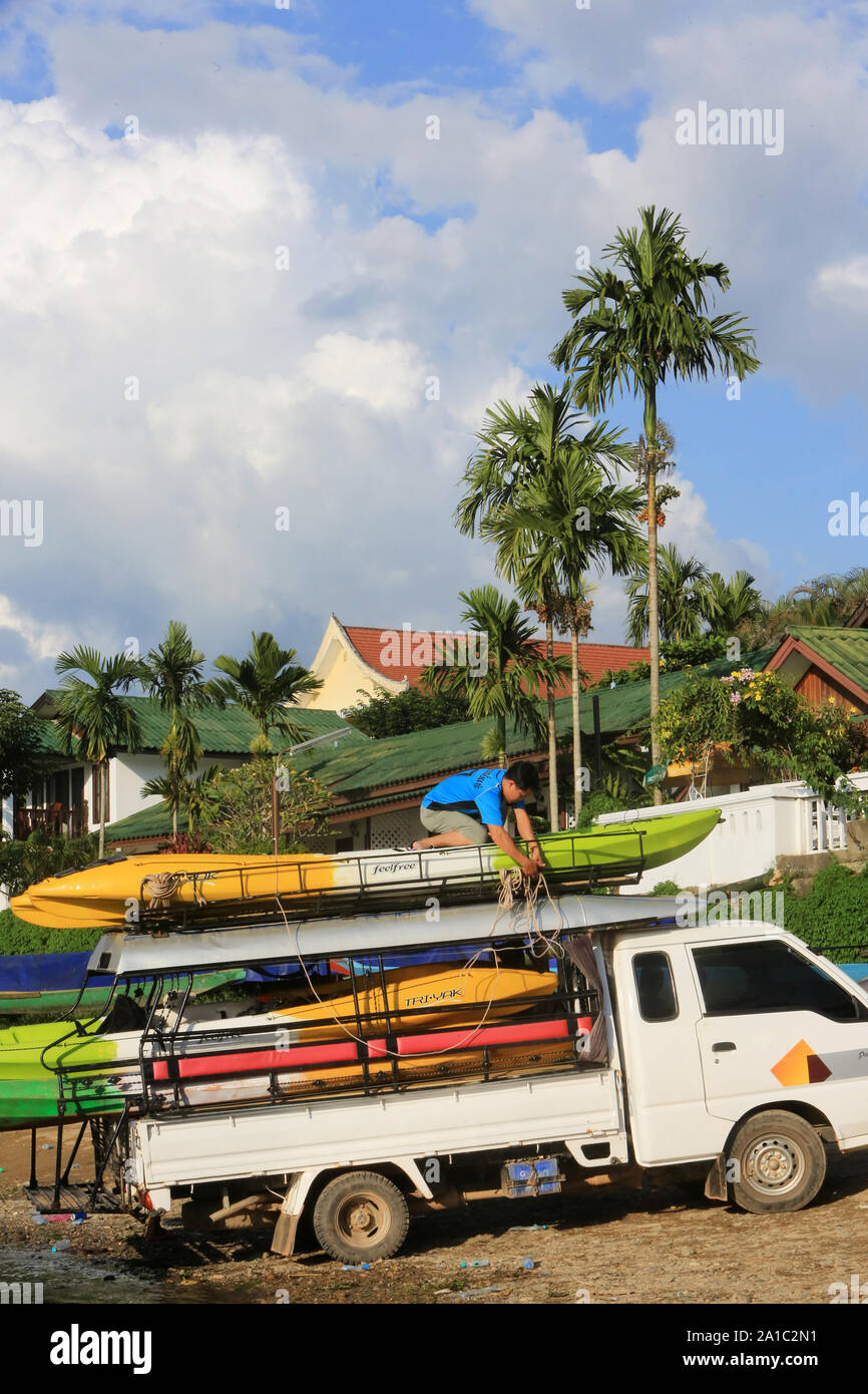 Excursions en canoë-kayak sur la rivière Nam Song. Vieng Vang. Laos ...