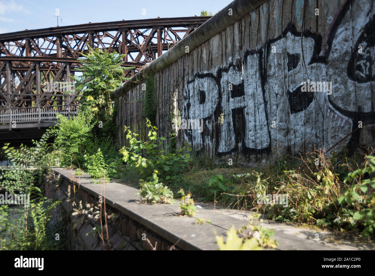 Berlin, Reste der Berliner Mauer am ehemaligen Nordbahnhof - Former ...