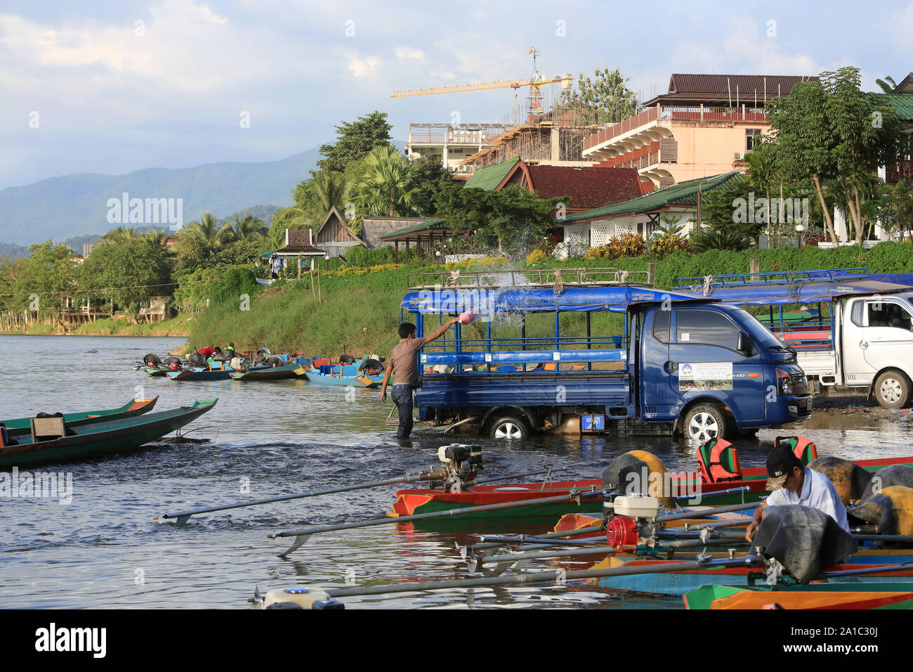 Excursions en canoë-kayak sur la rivière Nam Song. Vieng Vang. Laos ...