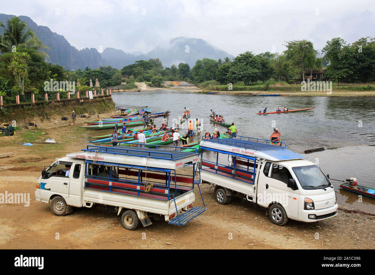 Excursions en canoë-kayak sur la rivière Nam Song. Vieng Vang. Laos ...