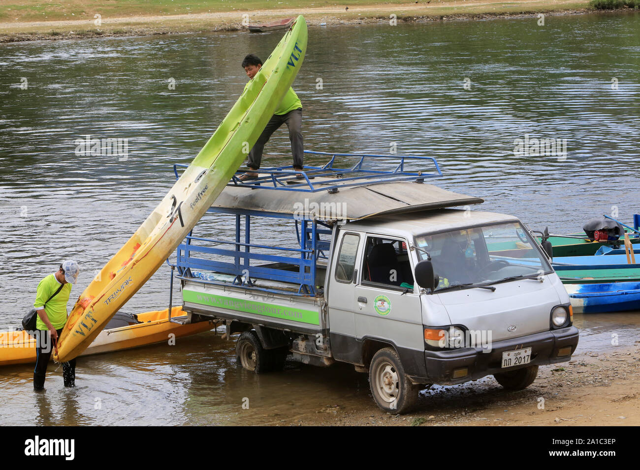 Excursions en canoë-kayak sur la rivière Nam Song. Vieng Vang. Laos ...