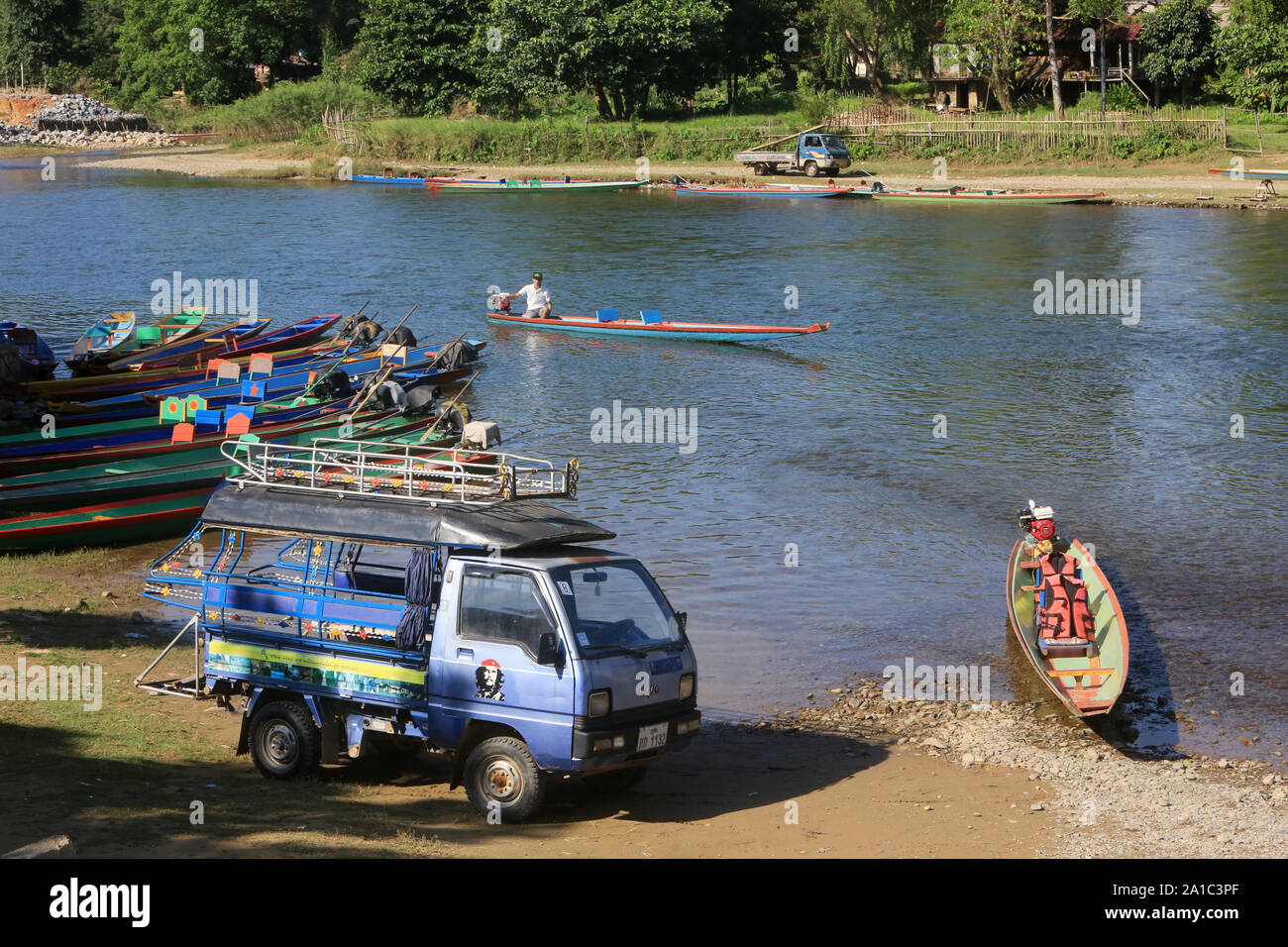 Excursions en canoë-kayak sur la rivière Nam Song. Vieng Vang. Laos ...
