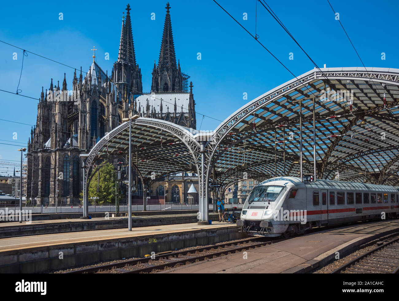 Kölner dom und hauptbahnhof köln hi-res stock photography and images ...