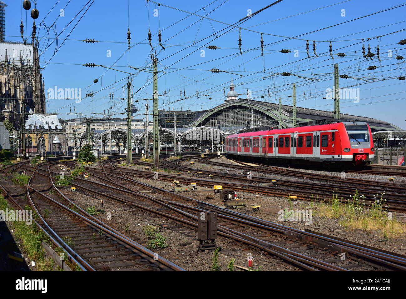 Bahnsteig im hauptbahnhof hi-res stock photography and images - Alamy
