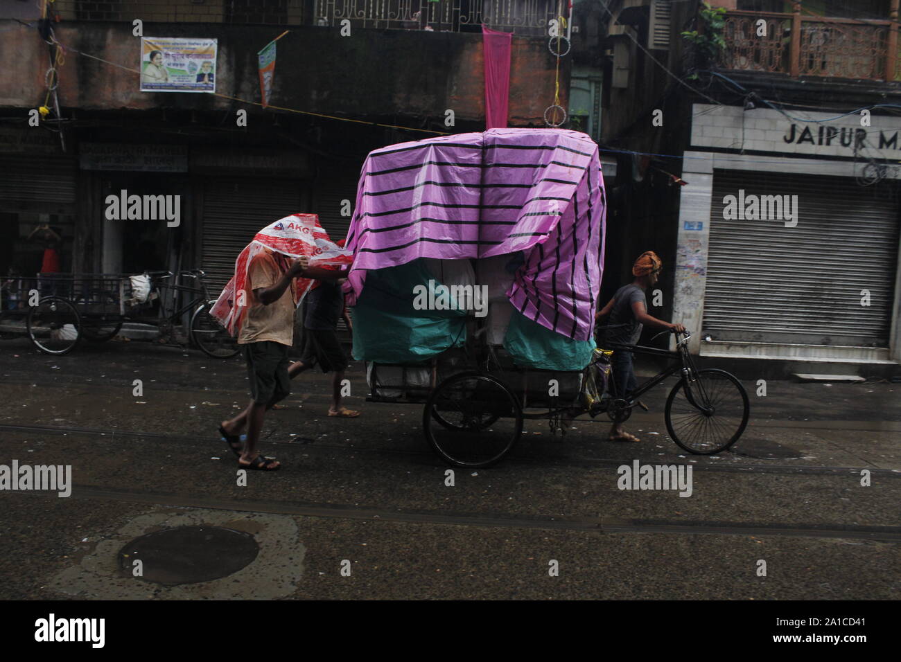 Kolkata, India. 25th Sep, 2019. A young cycle Van Rickshaw puller ...