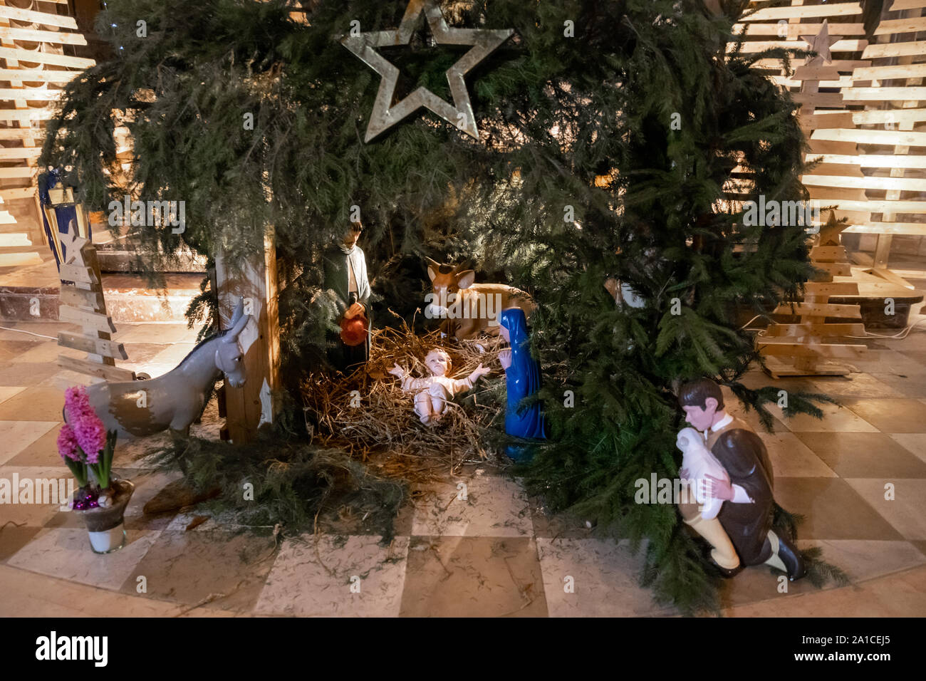 Christmas nativity scene with baby Jesus Creche Stock Photo - Alamy