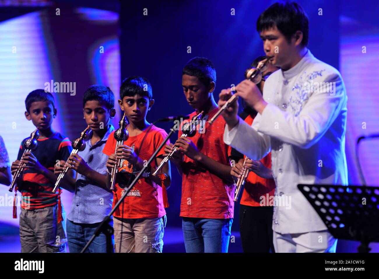 Colombo, Sri Lanka. 24th Sep, 2019. Artist Tang Ruilin and Sri Lankan ...