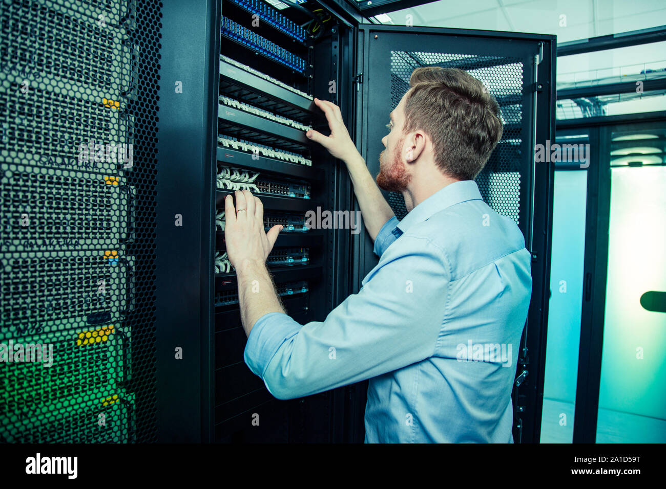 System engineer looking server hi-res stock photography and images - Alamy