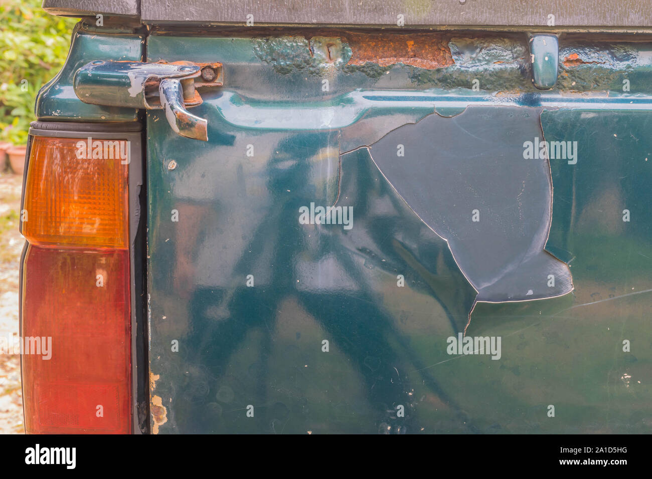 Broken car body parts hi-res stock photography and images - Alamy
