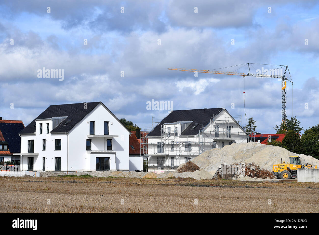Hallbergmoos, Deutschland. 25th Sep, 2019. Detached houses in the ...