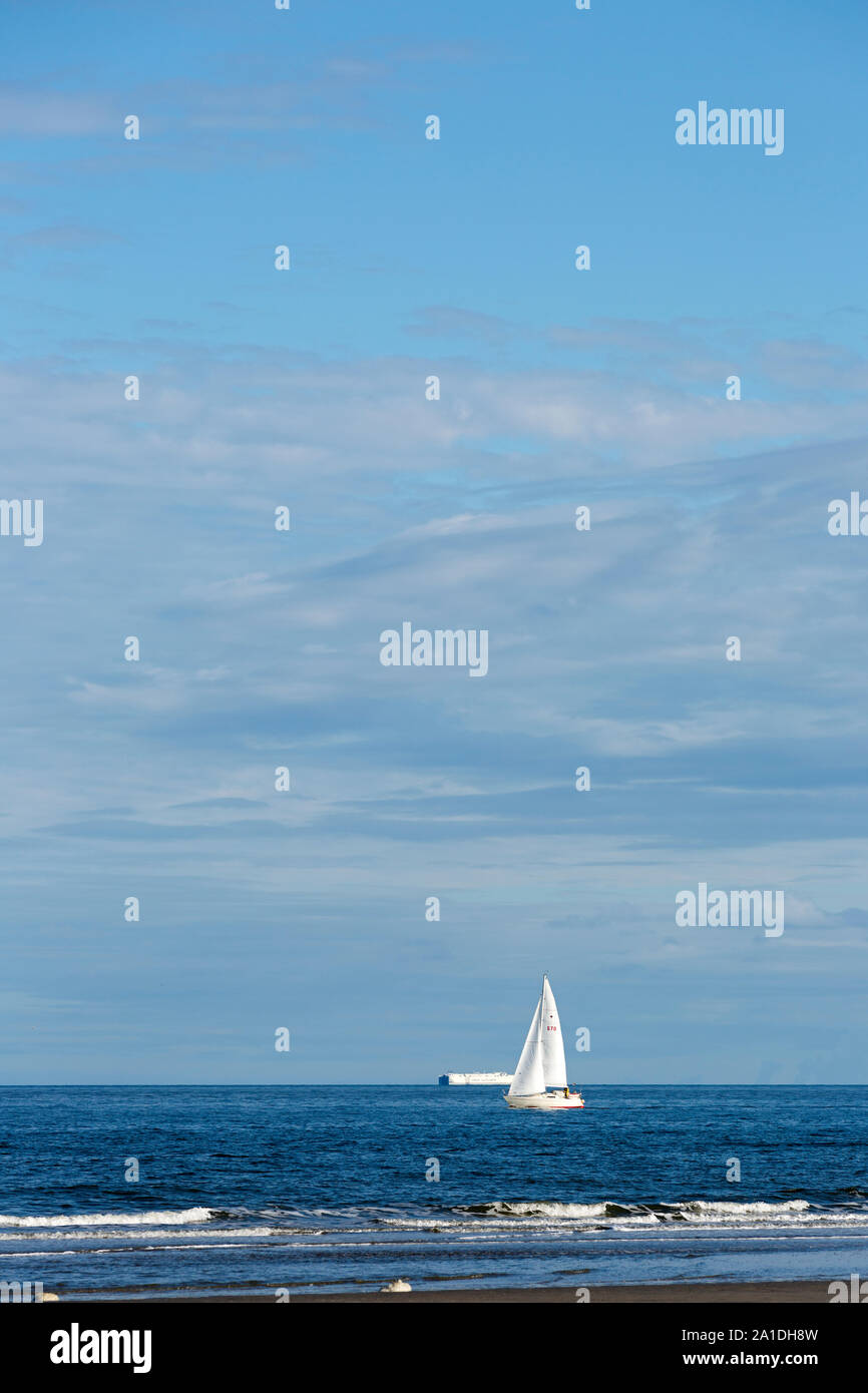 Norderney, Nordstrand, Strand, Meer, Himmel, bewoelkt, Segelboot Stock ...