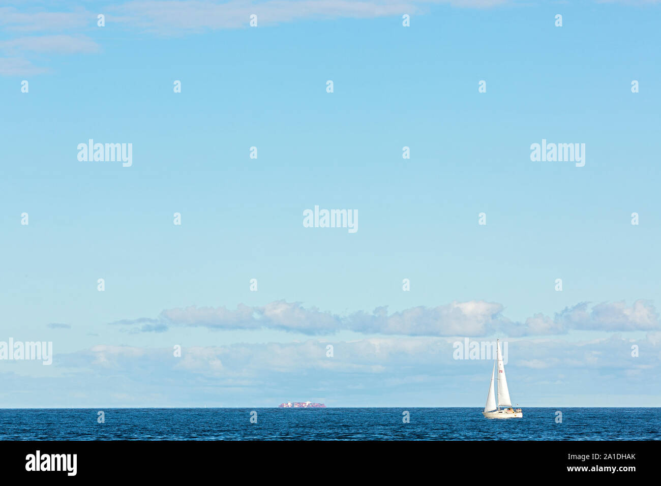 Norderney, Nordstrand, Strand, Meer, Himmel, bewoelkt, Segelboot ...