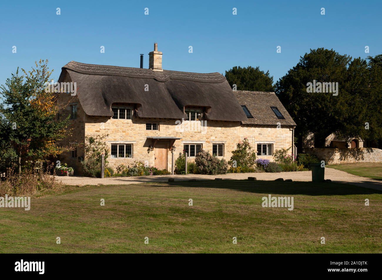 A thatched cottage in Lower Lemington village, Gloucestershire, England ...