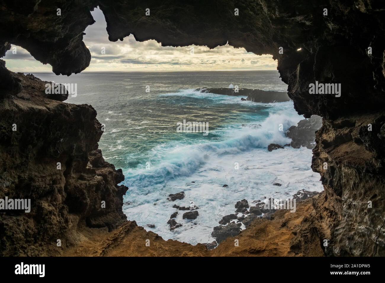 Lava cave hole pacific ocean hi-res stock photography and images - Alamy