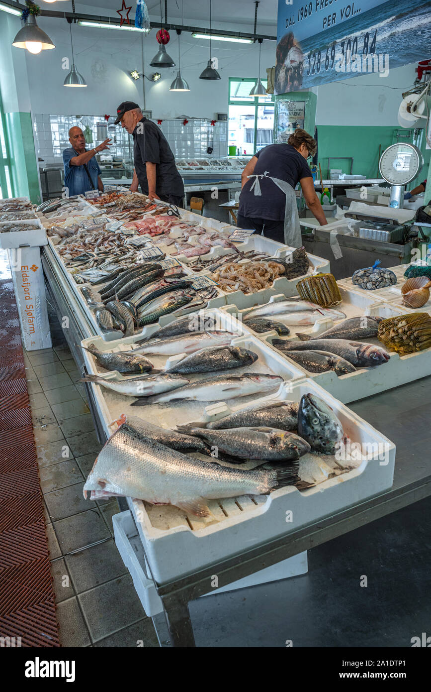 Woman fishmonger fish hi-res stock photography and images - Alamy