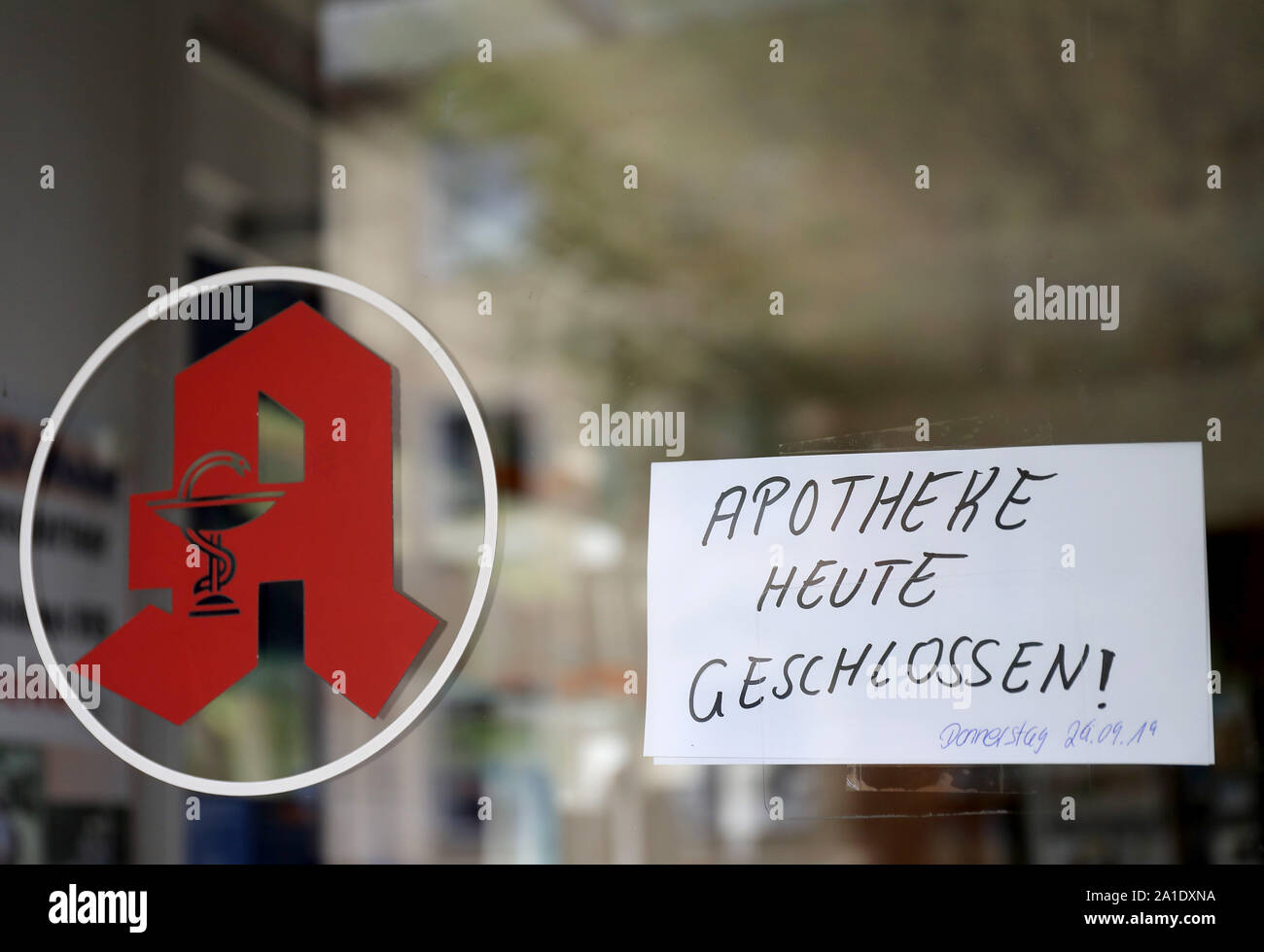 Closed pharmacy sign hi-res stock photography and images - Alamy