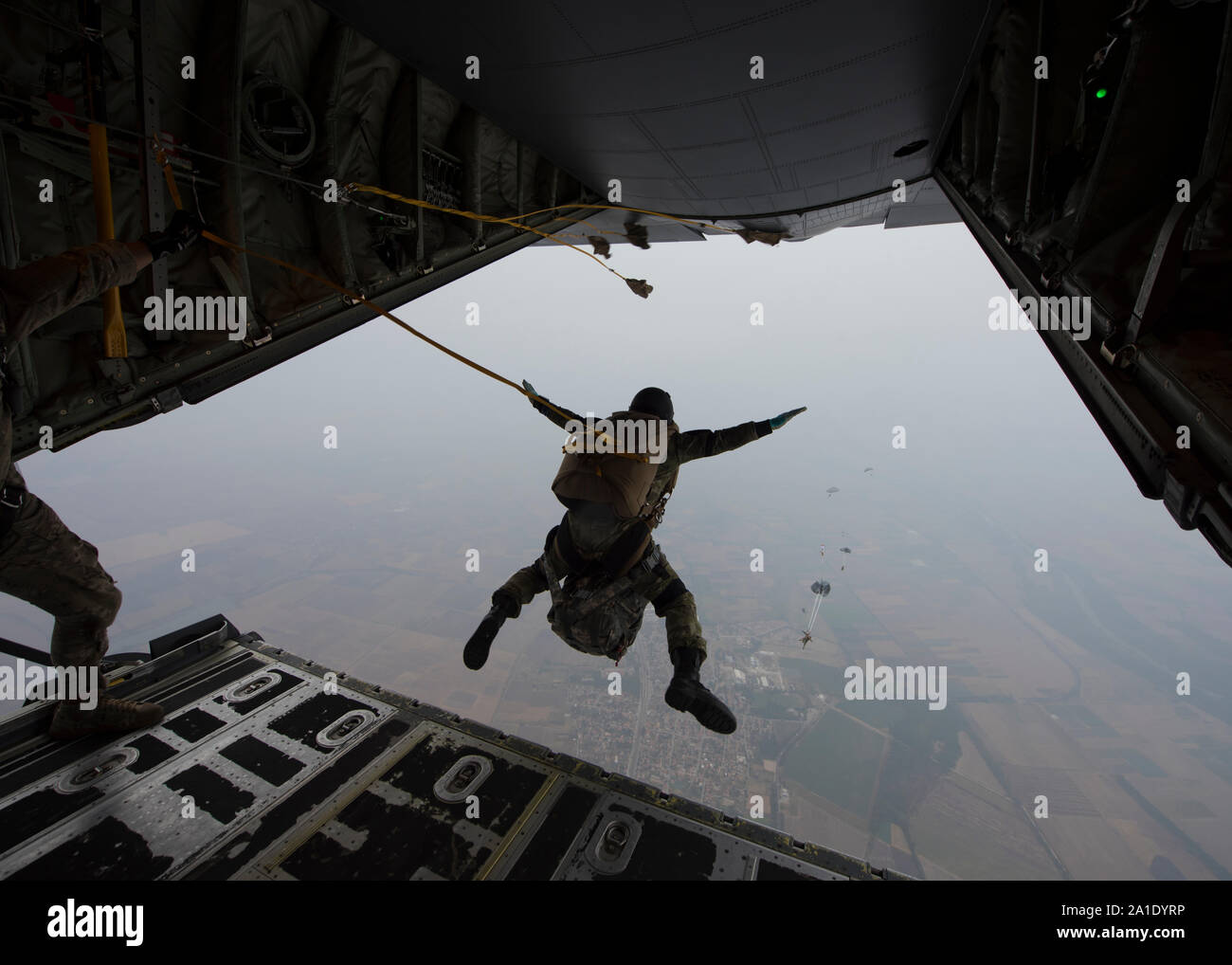 Free fall and static line jump hi-res stock photography and images - Alamy