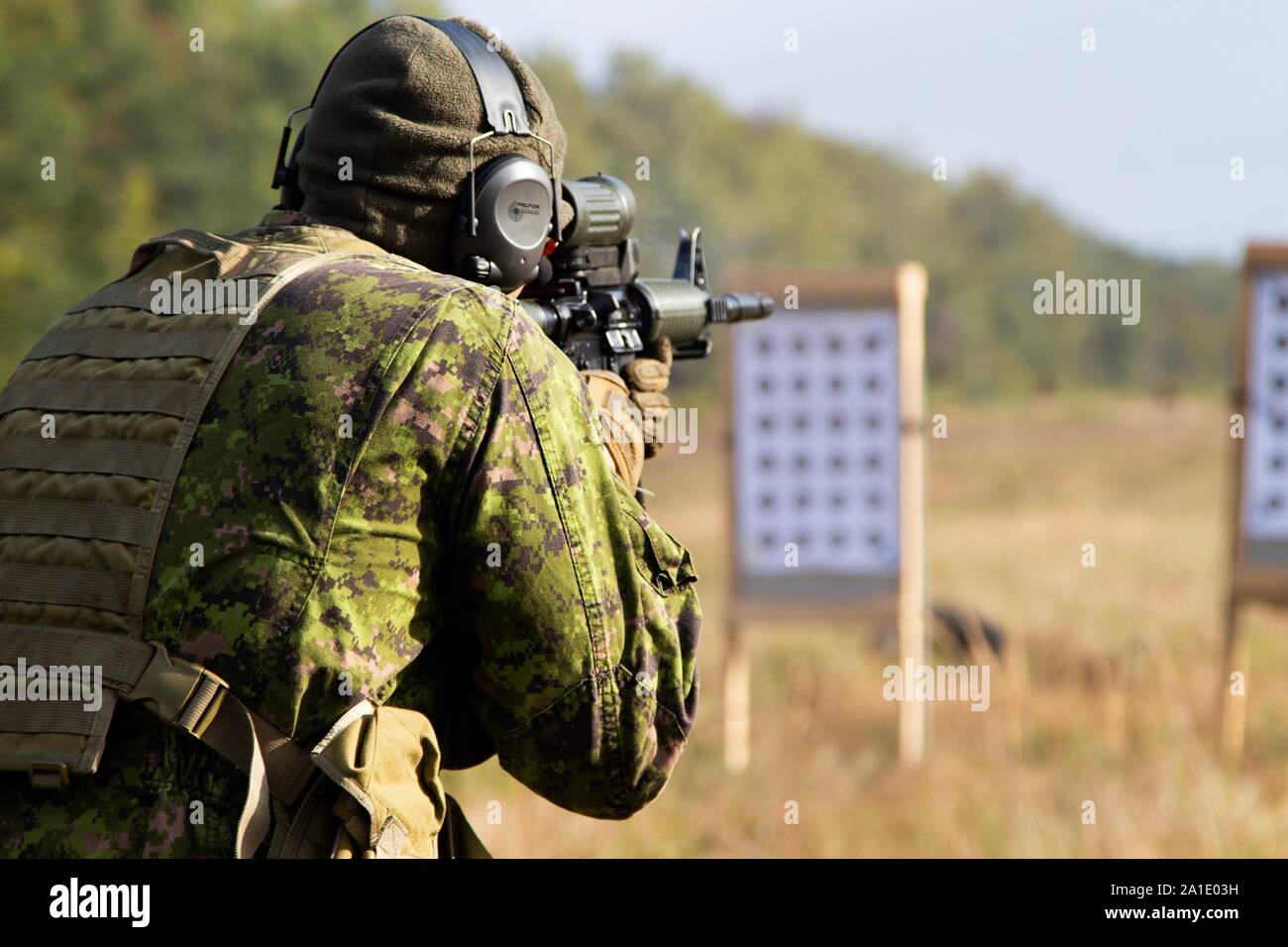 Familiarization with weapons hi-res stock photography and images - Alamy