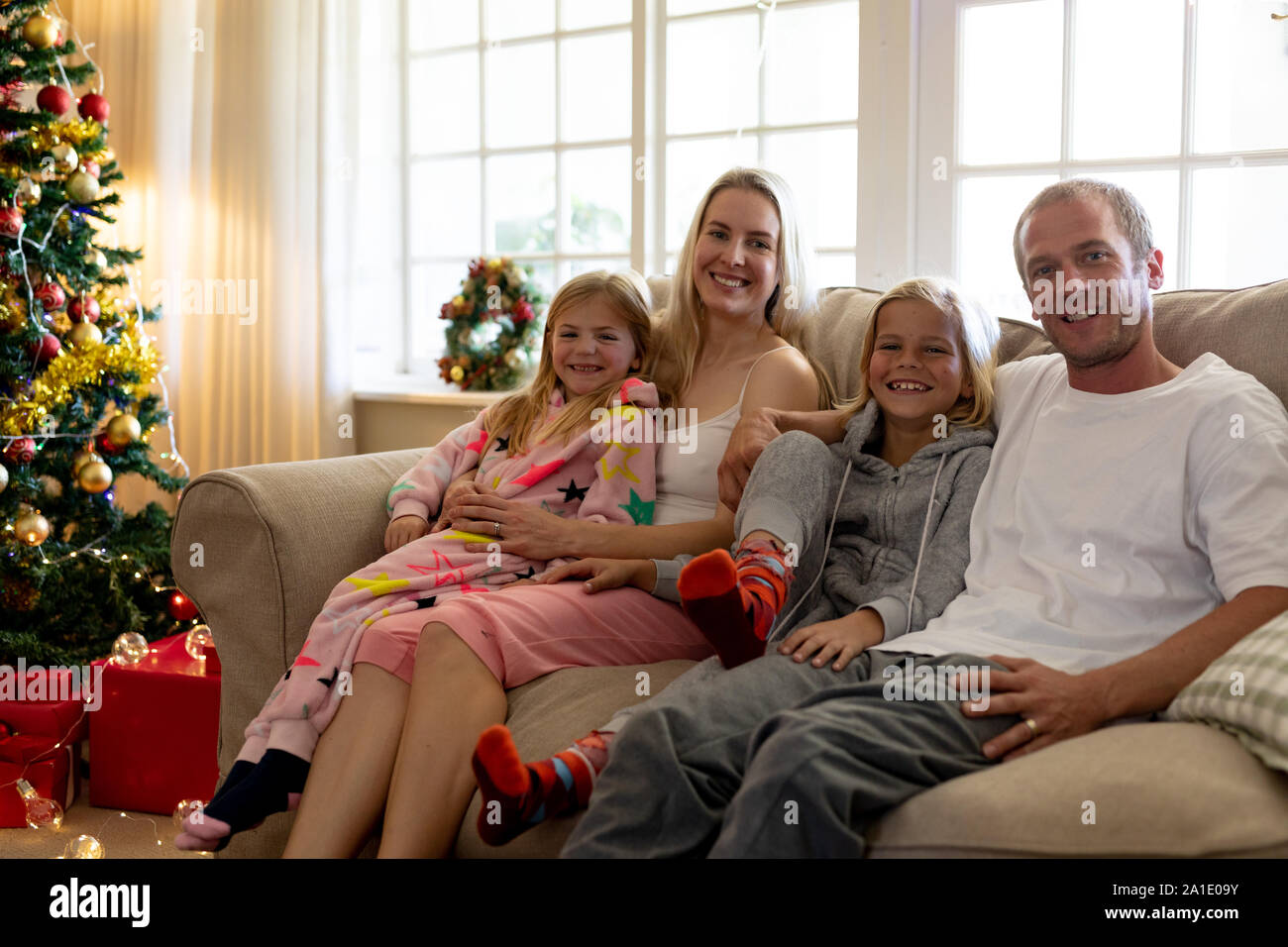 Family around christmas tree hi-res stock photography and images - Alamy