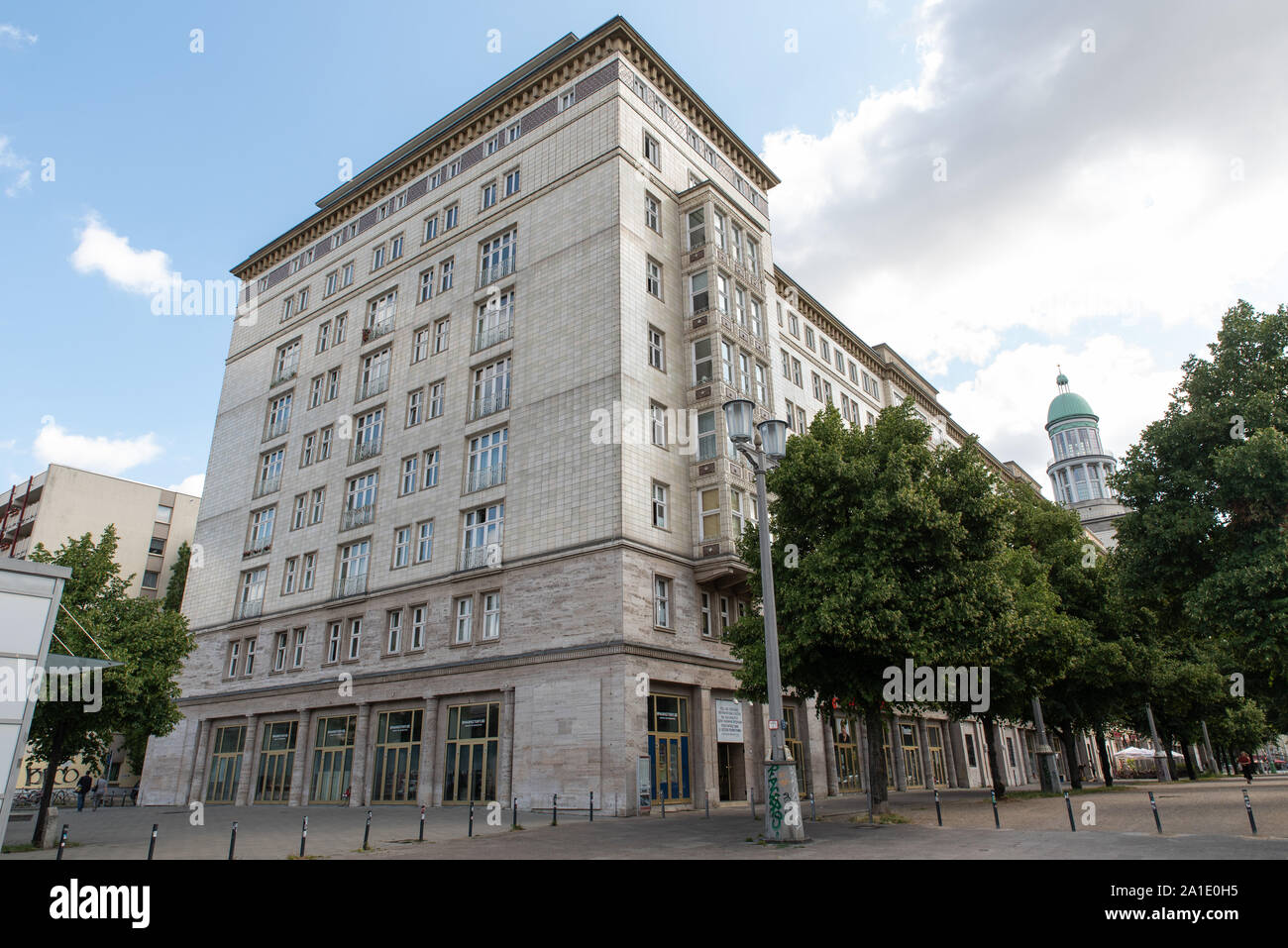 Wohnhaus an der Karl-Marx-Allee, Berlin, Deutschland. // Building on ...
