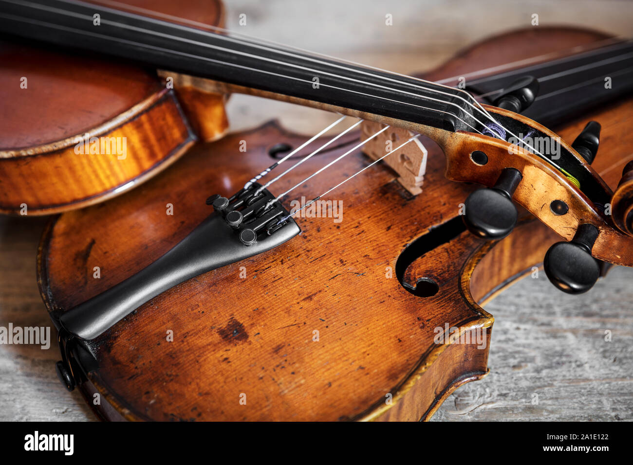 Two string violin hi-res stock photography and images - Alamy