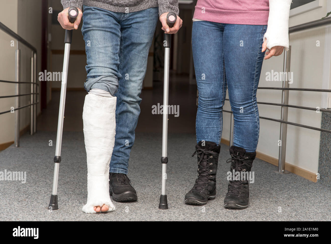 Woman leg cast hi-res stock photography and images - Alamy