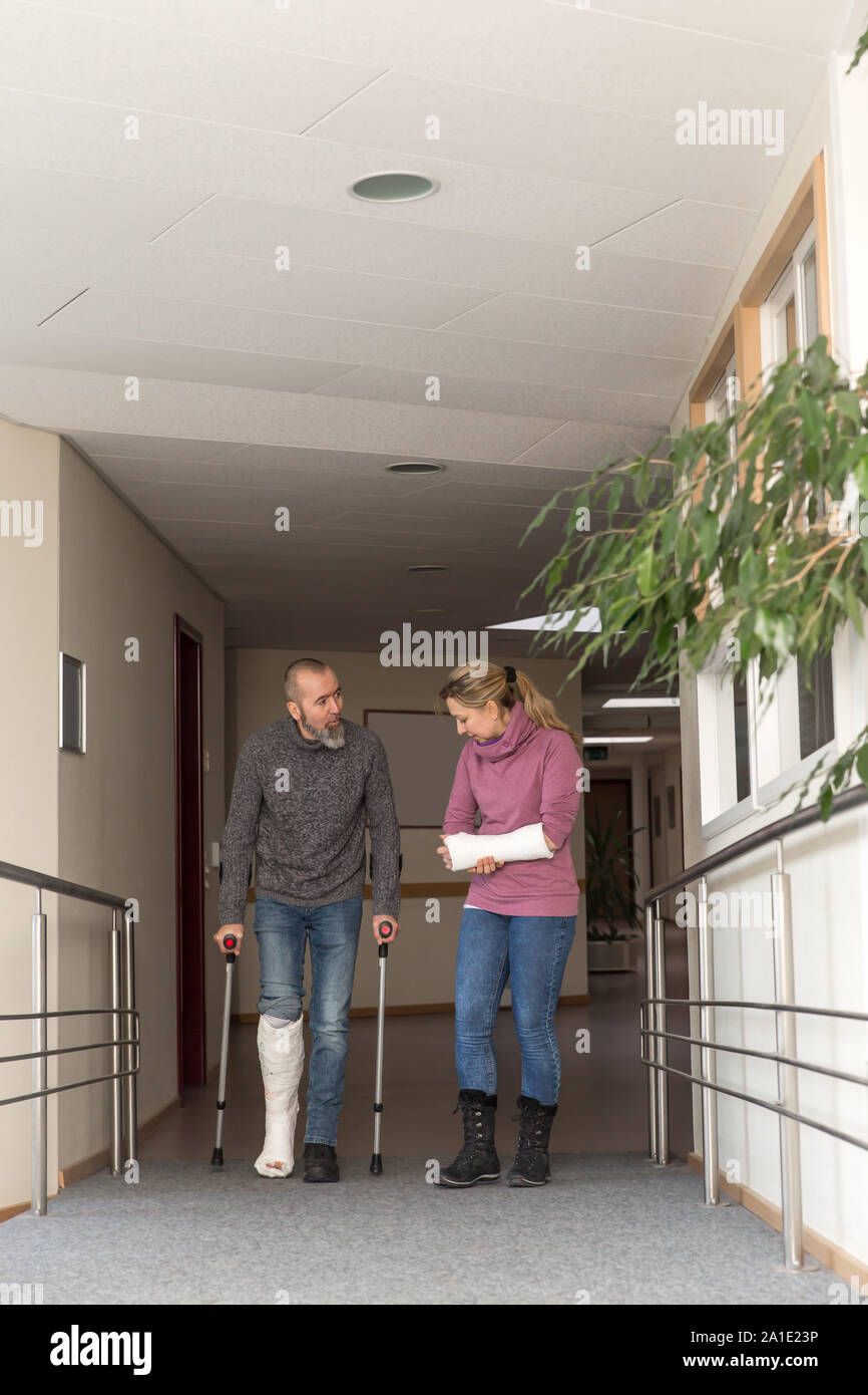 Woman leg cast hi-res stock photography and images - Alamy
