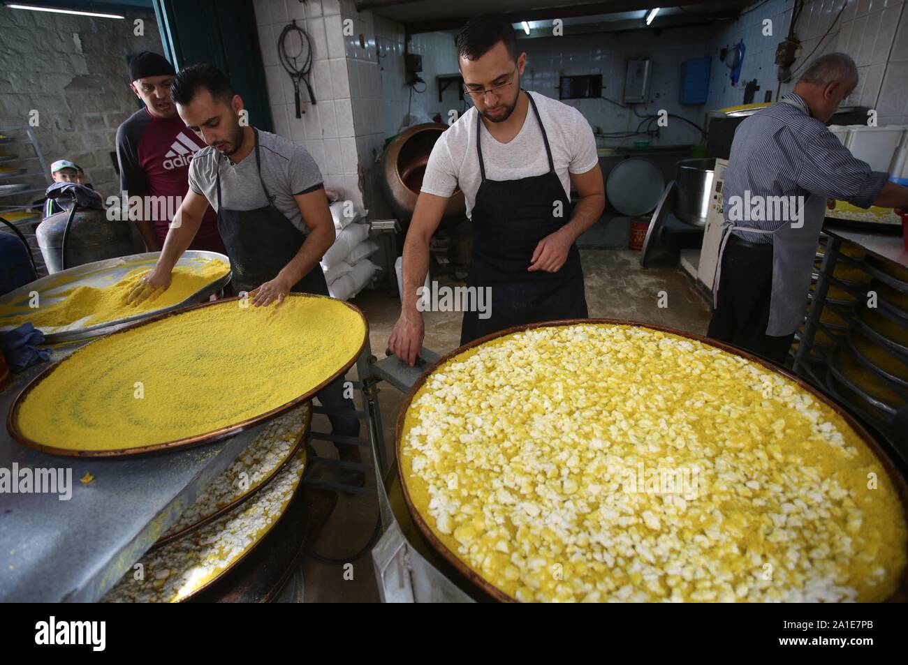 (190926) -- NABLUS, Sept. 26, 2019 (Xinhua) -- Palestinian cooks ...
