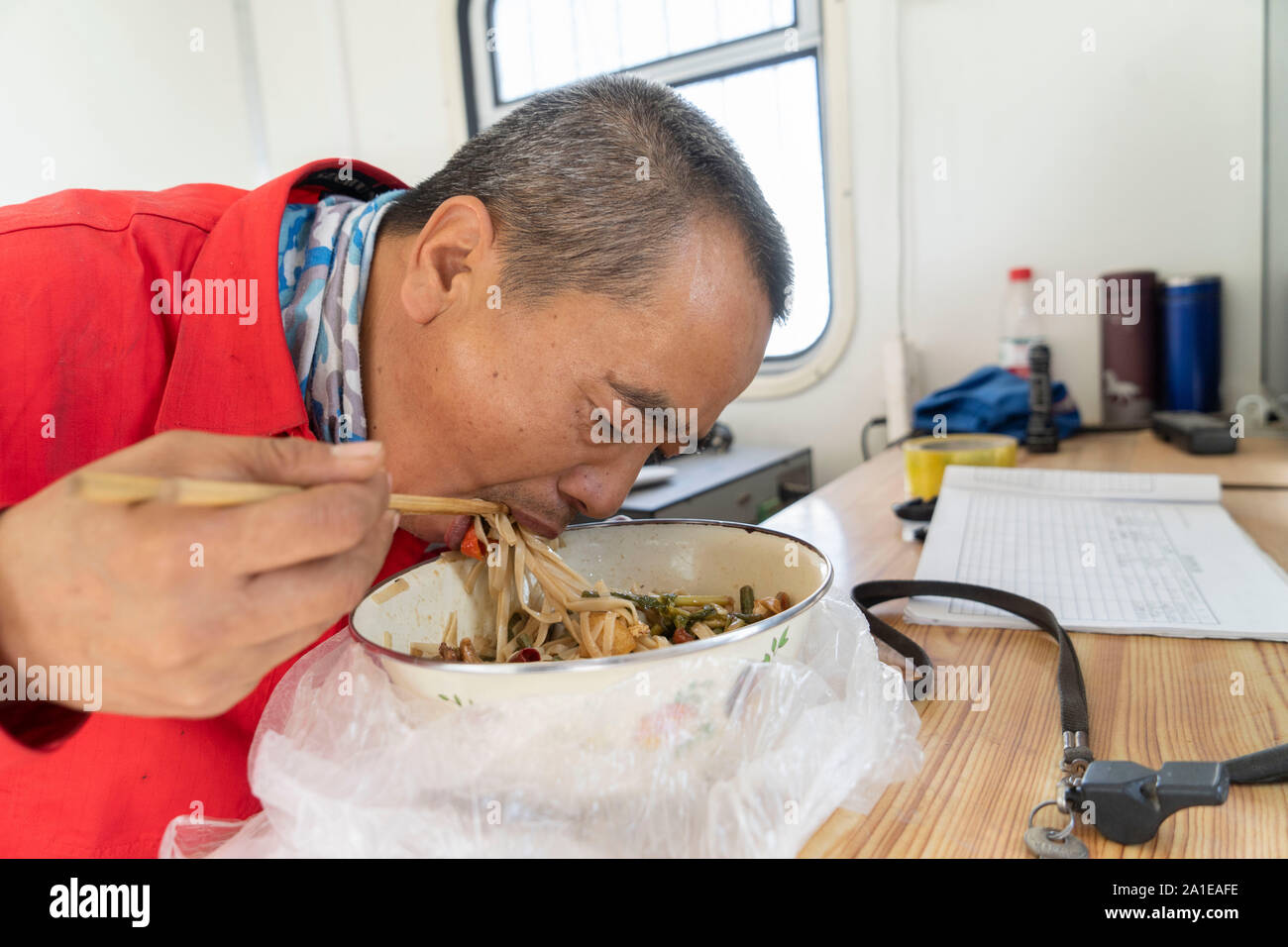 (190926) -- XAYAR, Sept. 26, 2019 (Xinhua) -- Oil worker Zhang Zongyong ...
