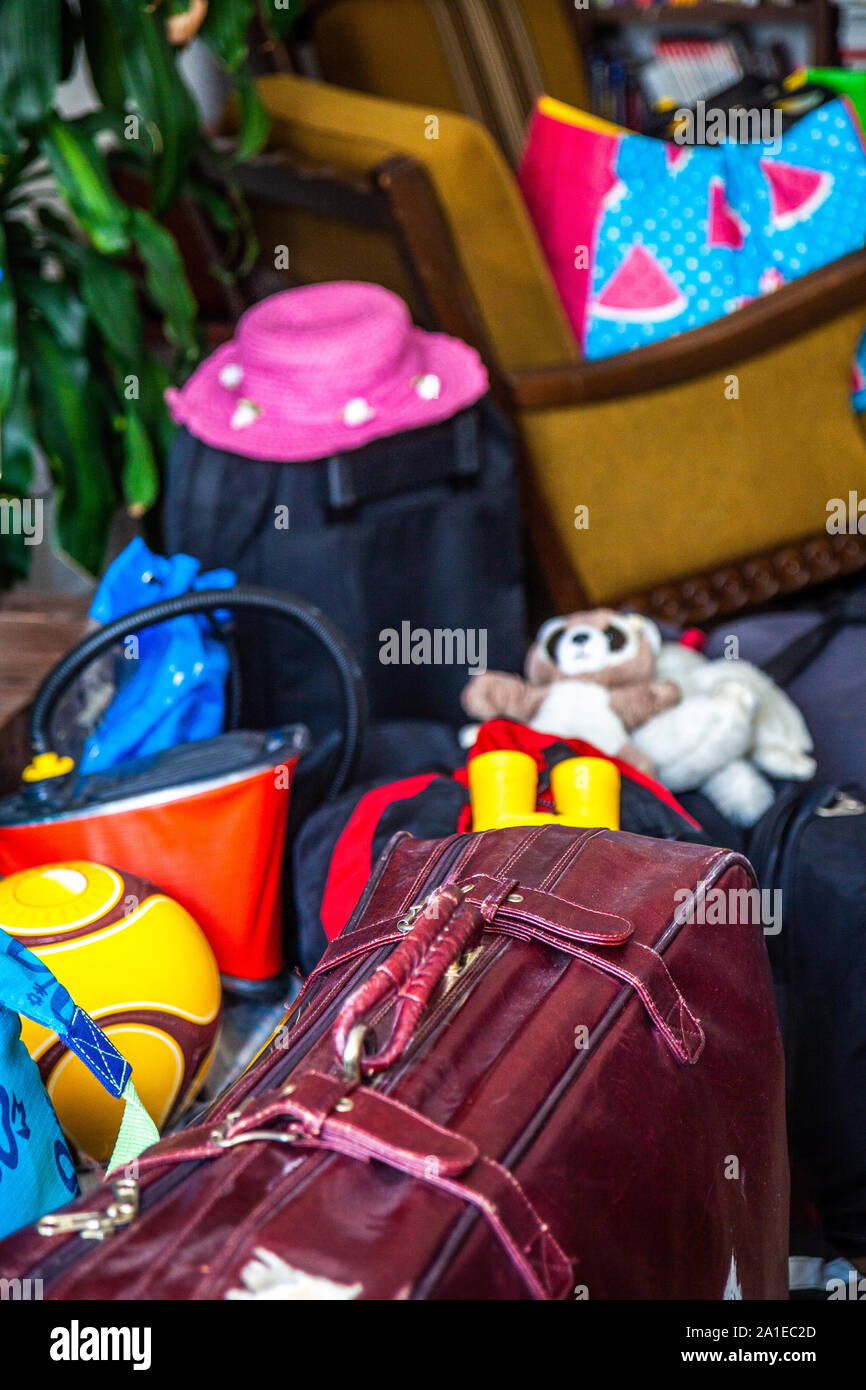 Overloaded suitcase hi-res stock photography and images - Alamy