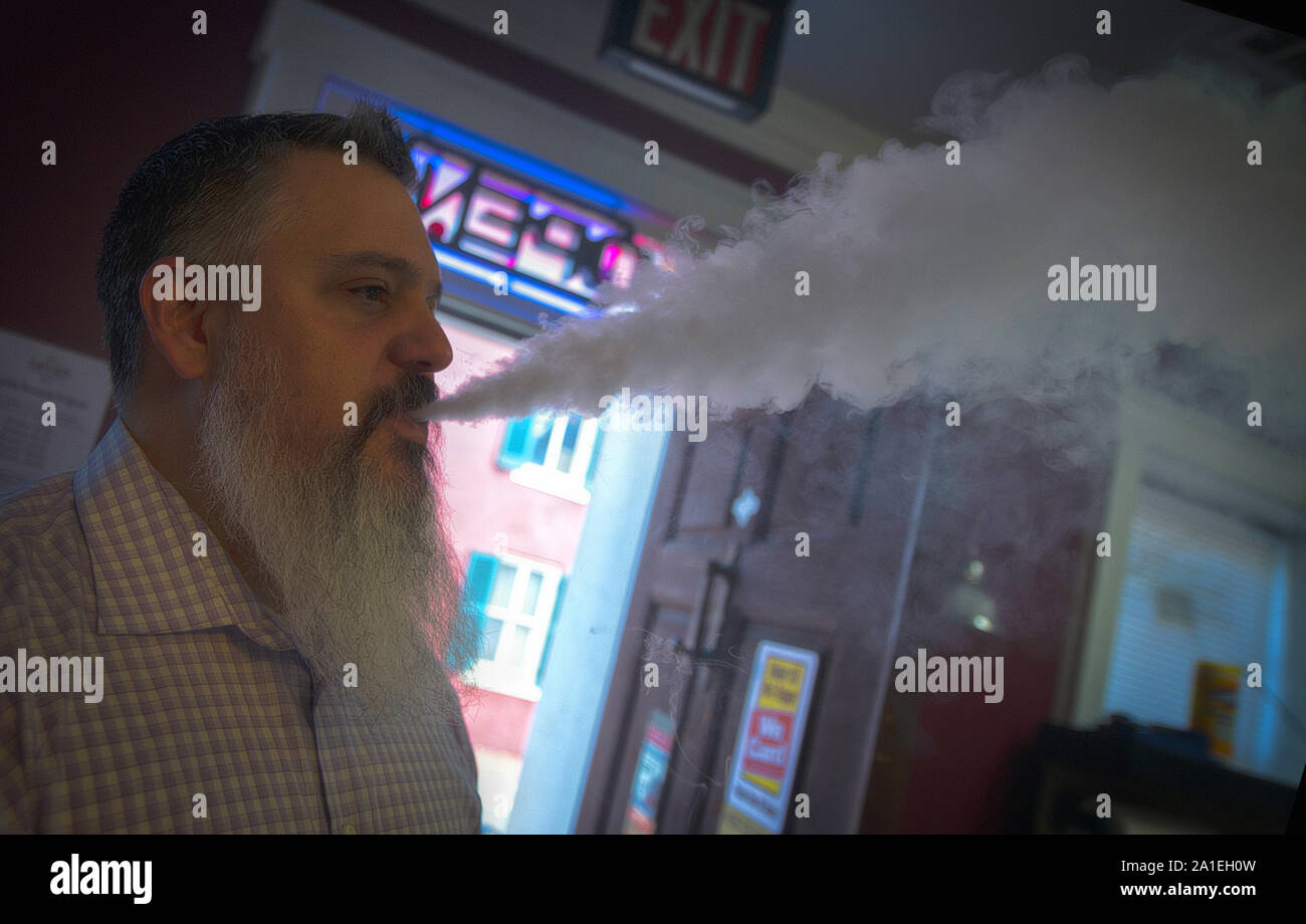 Vaping related deaths hi-res stock photography and images - Alamy