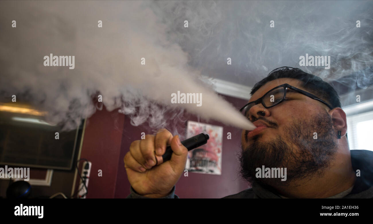 Vaping related deaths hi-res stock photography and images - Alamy