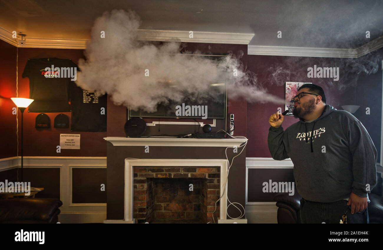 Vaping related deaths hi-res stock photography and images - Alamy