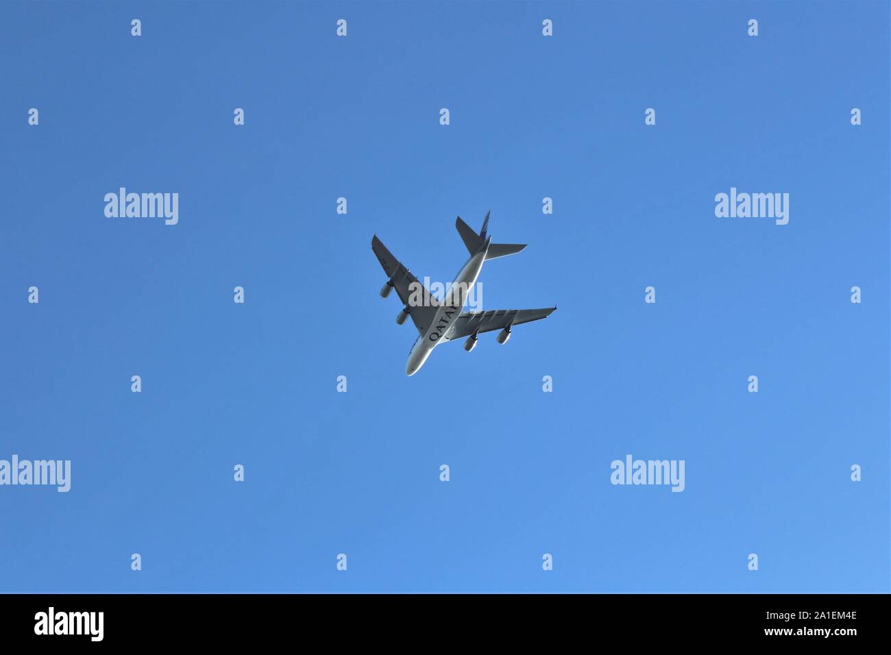 Qatar airways jet overhead hi-res stock photography and images - Alamy